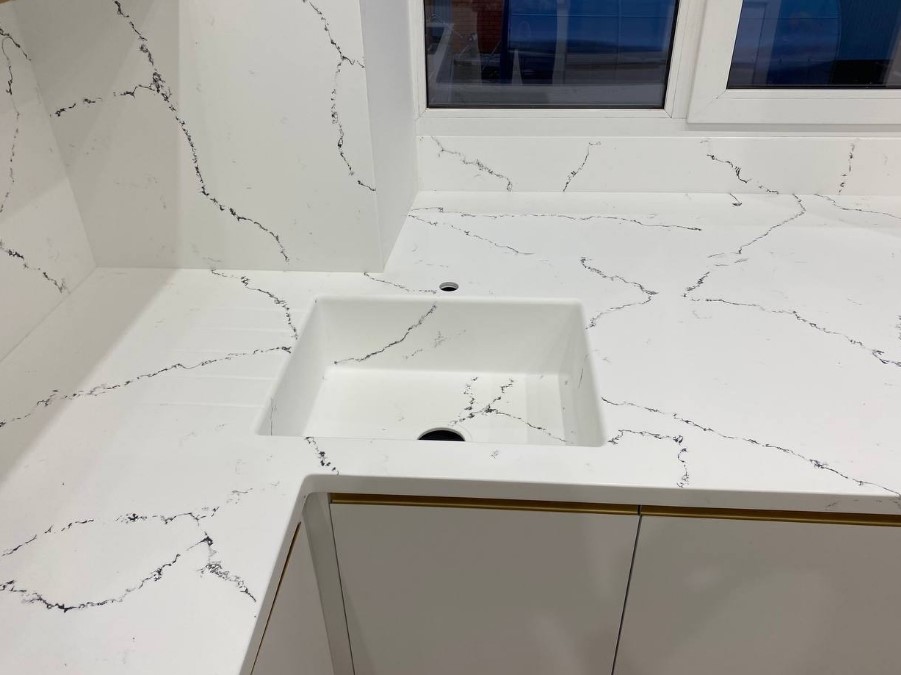 Угловая столешница со стеновой и интегрированной мойкой и 2 отдельными элементами из Neomarm NM ...